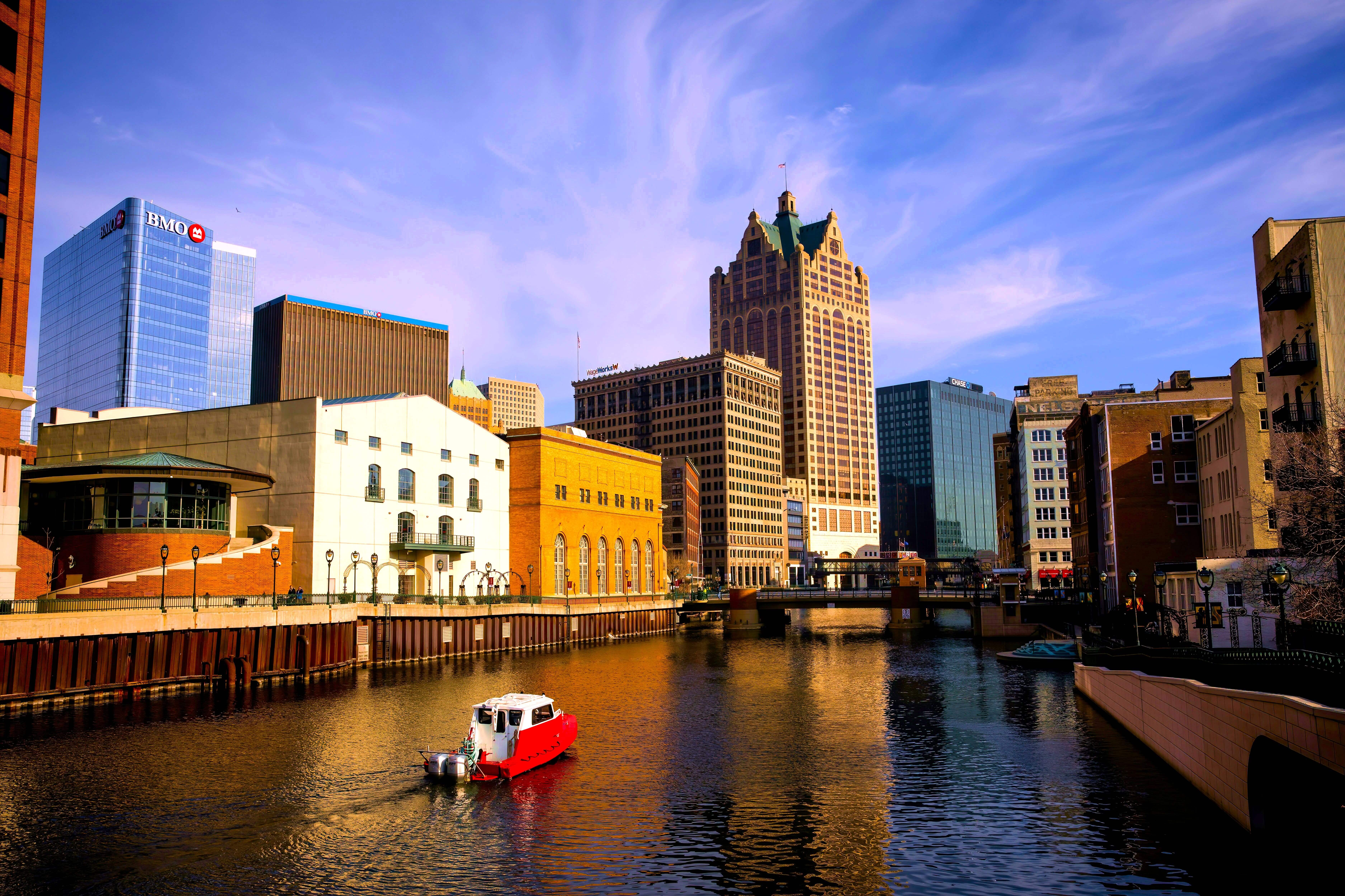 Milwaukee River Pontoon and Boating Guide | Keith's Marina Expert Guide